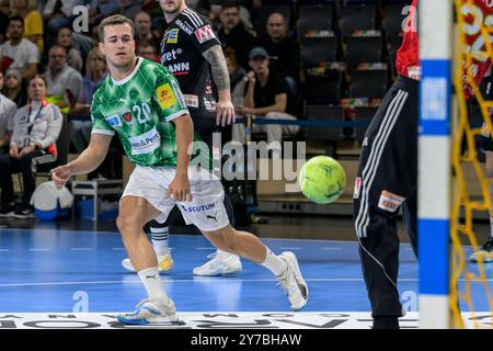 Tim FREIHOEFER (Fuechse Berlin), action, duels against Lukas LAUBE ...
