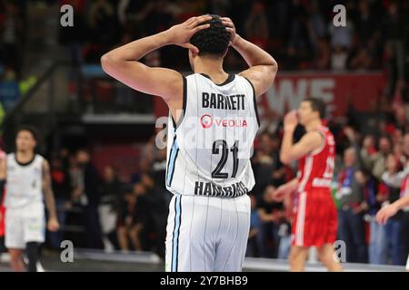 Jordan Barnett (Veolia Towers Hamburg, #21) beim Wurf gegen Hannes ...