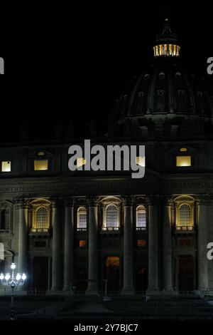 Statues of Saint Peter's Square at night to the light of the moon in ...