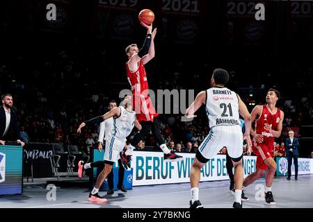 Andreas 'Andi' Obst (FC Bayern M?nchen, 13) l?chelt im Warm Up Turkish ...