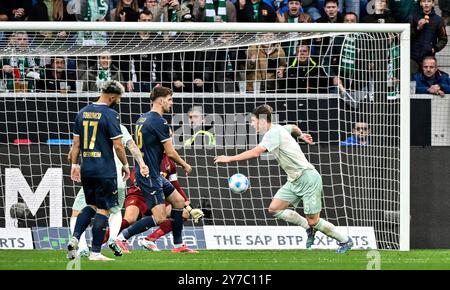Jens Stage (Werder Bremen, #06) im Zweikampf mit Aleksandar Pavlovic ...