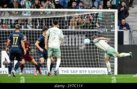 Jens Stage (Werder Bremen, #06) am Ball, GER, FC Bayern Muenchen (FCB ...