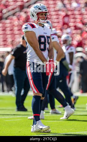 New England Patriots Hunter Henry (85) in action during an NFL football ...