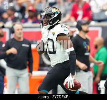 Jacksonville Jaguars safety Daniel Thomas (20) warms up before facing ...