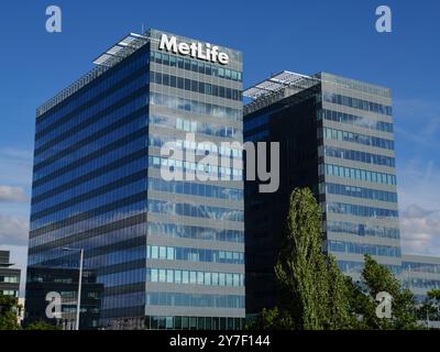 Duna Tower, Sleek Glass Facade of MetLife's Budapest Headquarters: A ...