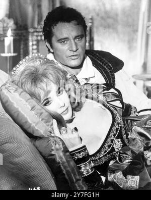 DOCTOR FAUSTUS, 1967 Elizabeth Taylor Stock Photo - Alamy