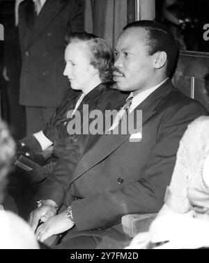 SERETSE KHAMA WITH WIFE RUTH AT LONDON AIRPORT / ; 25 JULY 1964 Stock ...