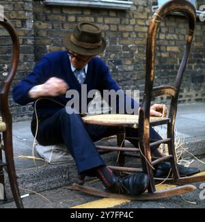 Chair mender sitting by the roadside Stock Photo - Alamy