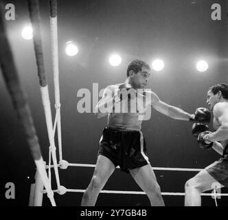 BOXING LIGHT HEAVYWEIGHT WILLIE PASTRANO V TERRY DOWNES IN ACTION IN ...