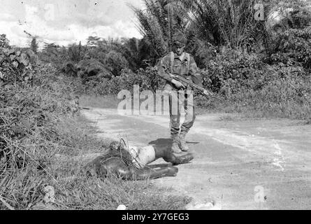 MERCENARIES WHITE MERCENARY LOOK AT BODY OF A SOUTH AFRICAN MERCENARY ...
