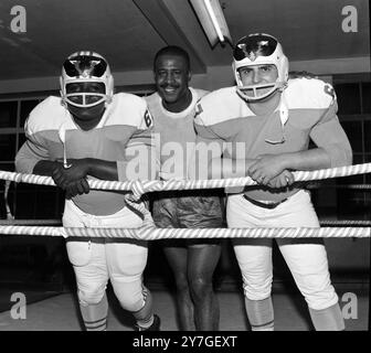 BOXING ROGER RISCHER SPARRING JOE BLOOMS GYMNASIUM IN LONDON ; 12 NOVEMBER 1964 Stock Photo - Alamy