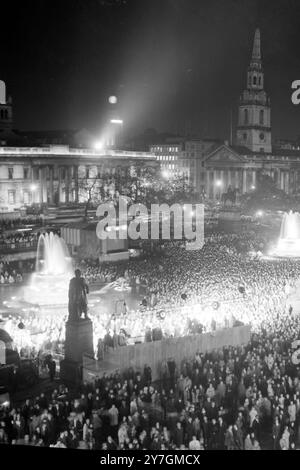 GENERAL ELECTIONS SCENE IN TRAFALGAR SQUARE IN LONDON ; 15 OCTOBER 1964 ...