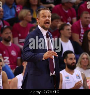 Janis Gailitis (Head Coach Syntainics MBC) mit Martin Breunig ...