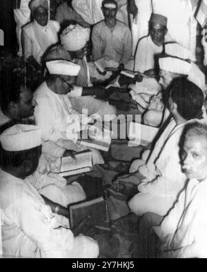 FUNERAL OF INDIAN PREMIER PANDIT JAWAHARLAL NEHRU, BODY BURNS ON BANKS ...