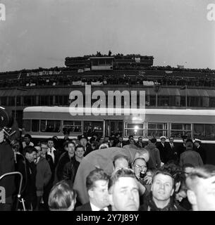 THE BEATLES POP GROUP RETURNS TO LONDON - FANS BEATLEMANIA ; 22 ...