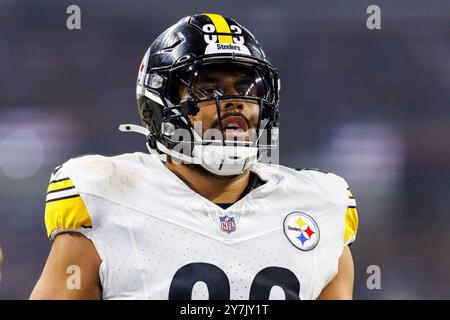 Pittsburgh Steelers tight end Connor Heyward (83) walks off the field ...