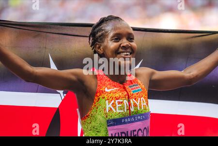 Faith Kipyegon celebrating her victory with her country's flag in the ...