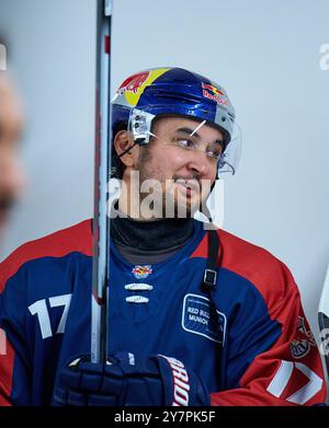 Taro Hirose (EHC Red Bull Muenchen, #17) und Alex Breton (ERC ...