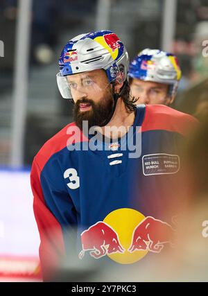 Dominik Bittner (EHC Red Bull Muenchen, #3) freut sich mit seinem ...