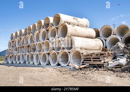 Concrete culvert, inside view. One-point perspective Stock Photo - Alamy