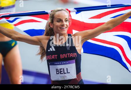 Georgia Bell celebrating her victory with her country's flag in the ...