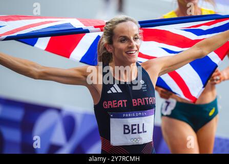 Georgia Bell celebrating her victory with her country's flag in the ...