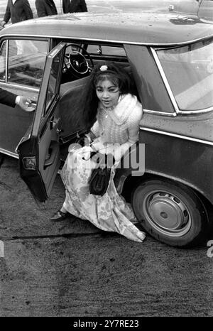 PEERLESS BELLY DANCER TO MAKE MOVIELondon Airport, England, UK : Lady ...