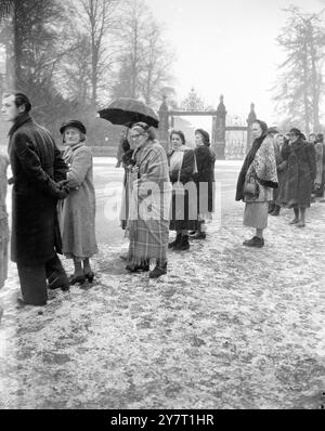 WAITING IN THE SNOW OUTSIDE SANDRINGHAM HOUSE 10-2-52 PHOTO SHOWS ...