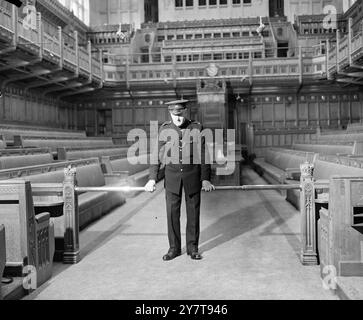 DISPATCH BOX IN NEW COMMONS CHAMBER IS A GIFT OF NEW ZEALAND The £ ...