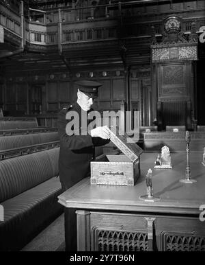 DISPATCH BOX IN NEW COMMONS CHAMBER IS A GIFT OF NEW ZEALAND The £ ...