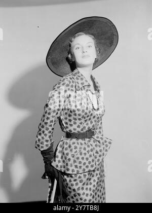 French Fashion Models 1950s Stock Photo - Alamy