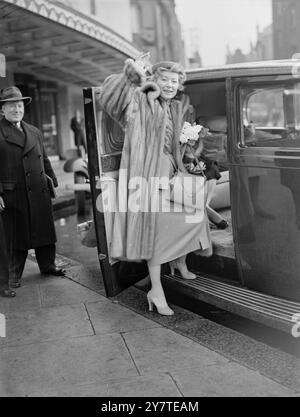 GREER GARSON in MRS MINIVER (1942) -Original title: MRS. MINIVER ...