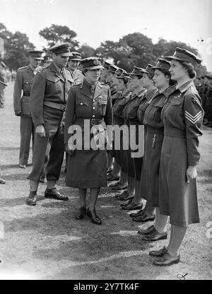 Women signallers parade for Princess RoyalHaxland , Hampshire : The ...