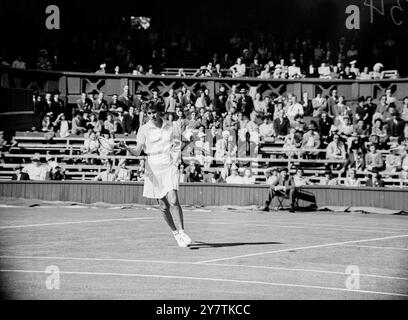 Tennis player Doris Hart in action at Wimbledon25 June 1947 Stock Photo ...
