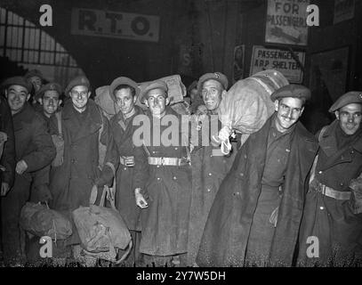 Italian soldiers returning to Italy, who fought as volunteers on the ...
