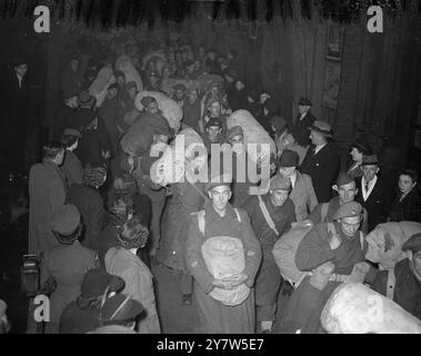 Italian soldiers returning to Italy, who fought as volunteers on the ...