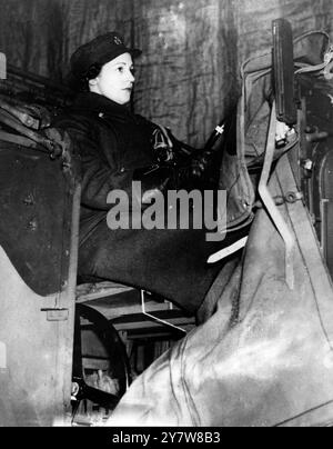 ATS GIRLS TRAINED AS ARMY LORRY DRIVERS IN CAMP IN NORTHERN COMMAND ATS ...