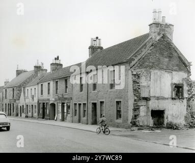 New housing estate in FifeContrasting the old and the new at Leslie ...