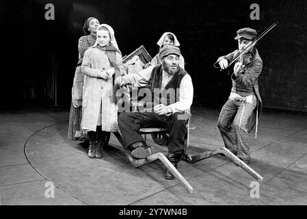 FIDDLER ON THE ROOF HER MAJESTY'S THEATRE, LONDON 1967 Stock Photo - Alamy