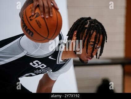 San Antonio Spurs' Stephon Castle plays during an NBA basketball game ...