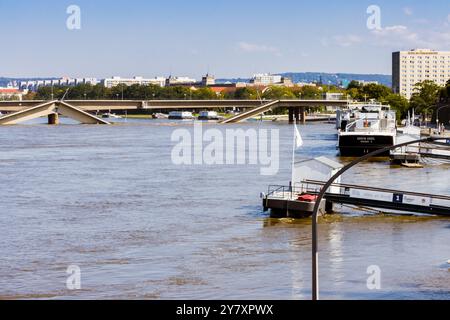 Collapsed Carola bridge in Dresden Stock Photo - Alamy