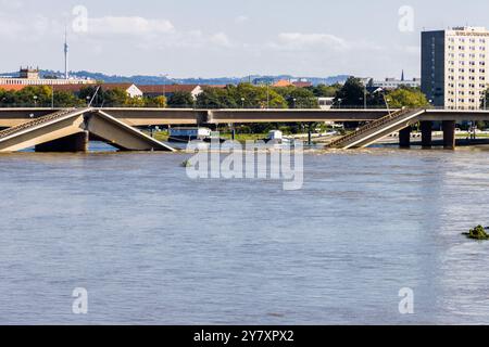Collapsed Carola bridge in Dresden Stock Photo - Alamy