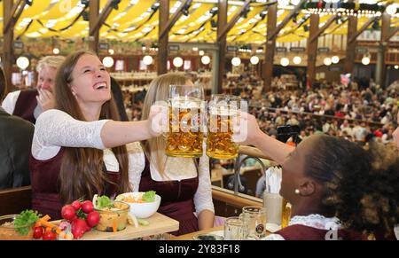 Ena Mahmutovic (FC FC Bayern Munich, 32) shouts GOOGLE PIXEL Women's ...