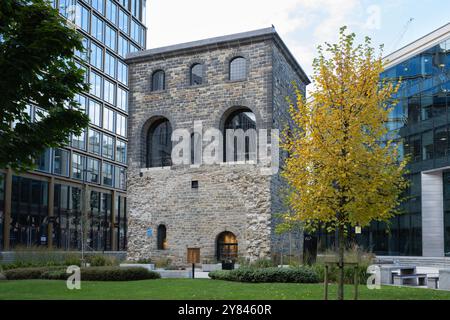 Leeds Central Station wagon hoist Stock Photo - Alamy