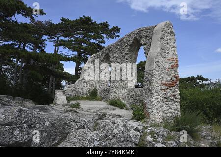 Artificial ruin, wall with two pointed arch windows, also eyeglasses ...