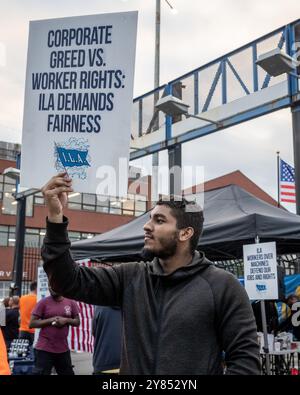 Members of the International Longshoremen's Association strike at ...