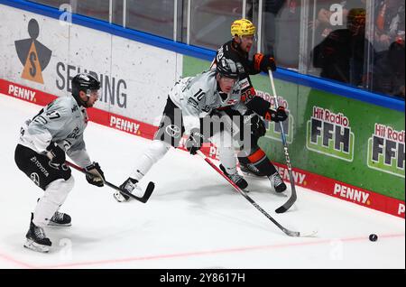 Justin Schuetz (Koeln) im Zweikampf mit Andrew Welinski (Frankfurt ...