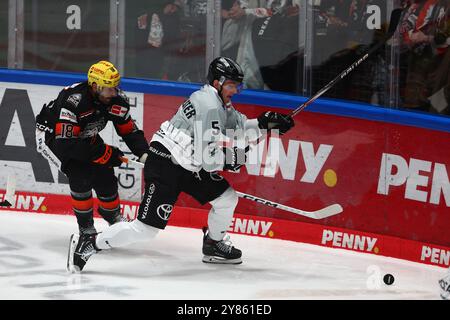 Markus Lauridsen (Frankfurt) im Zweikampf mit Louis-Marc Aubry (Koeln ...