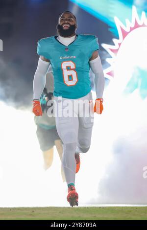 Miami Dolphins linebacker Anthony Walker Jr. (6) tackles San Francisco ...