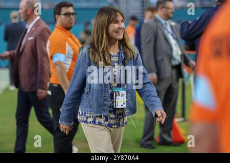 Tennessee Titans owner Amy Adams Strunk talks with comedian Kam ...